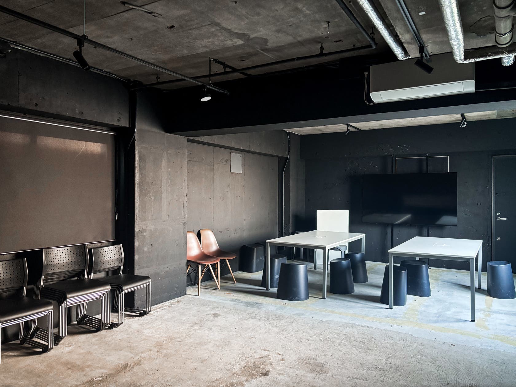 ＜2025年11月オープン＞着座で最大20名まで利用可！イベント、セミナー、撮影、懇親会などに利用！大型モニター2台ありの写真3