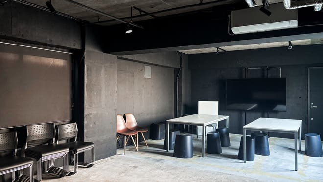 <2025年11月オープン>着座で最大20名まで利用可!イベント、セミナー、撮影、懇親会などに利用!大型モニター2台ありの写真3