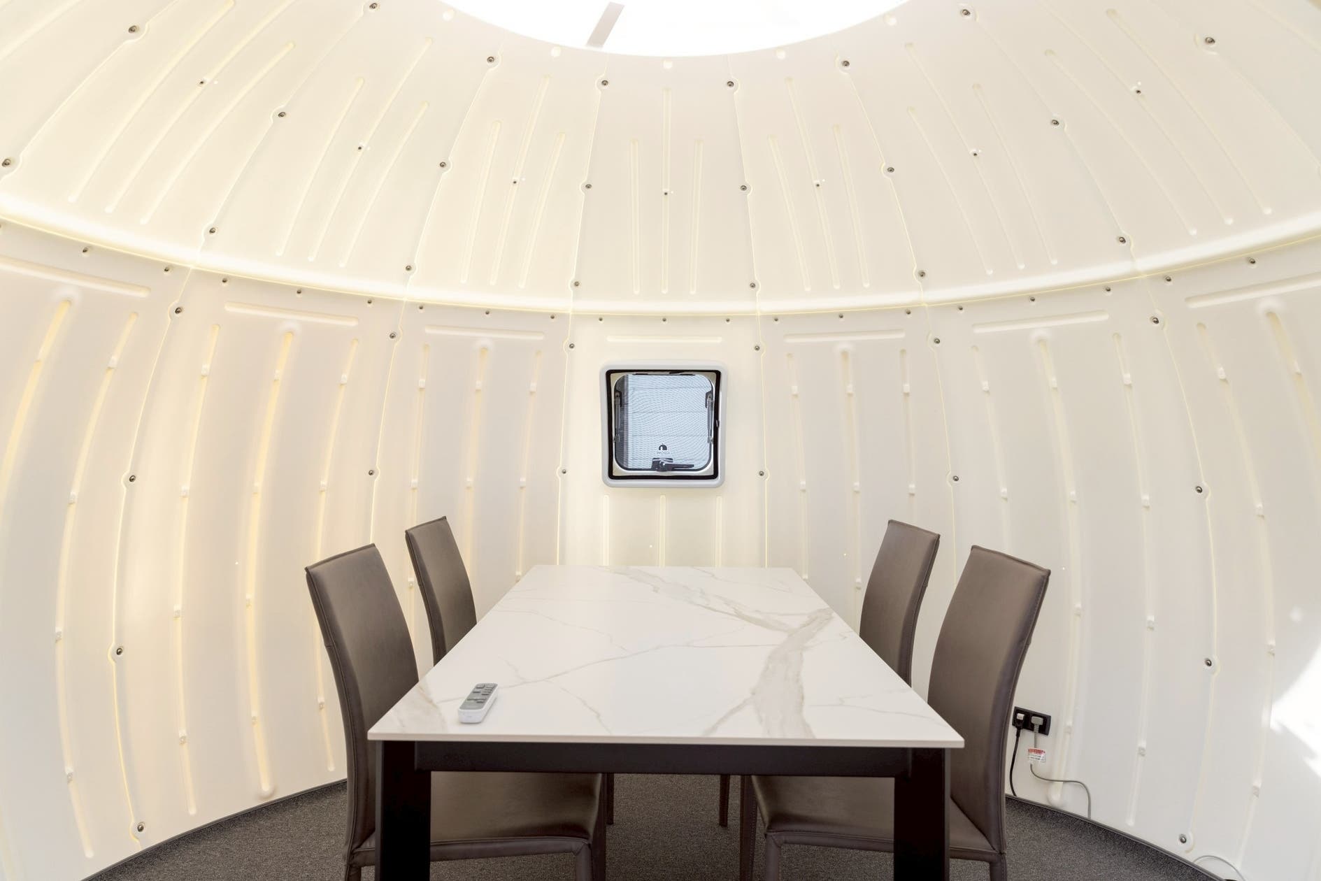 【広々ダイニングテーブルで食事会、作業に最適】【無料高速Wi-Fi】【ドームハウス１基貸し切り、完全個室のレンタルスペースの写真4