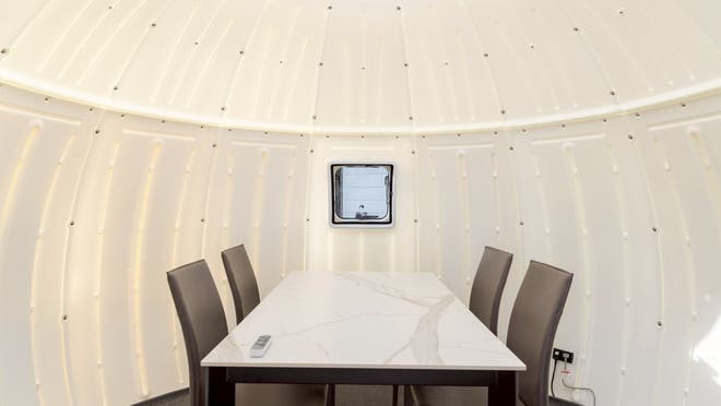 【広々ダイニングテーブルで食事会、作業に最適】【無料高速Wi-Fi】【ドームハウス1基貸し切り、完全個室のレンタルスペースの写真4