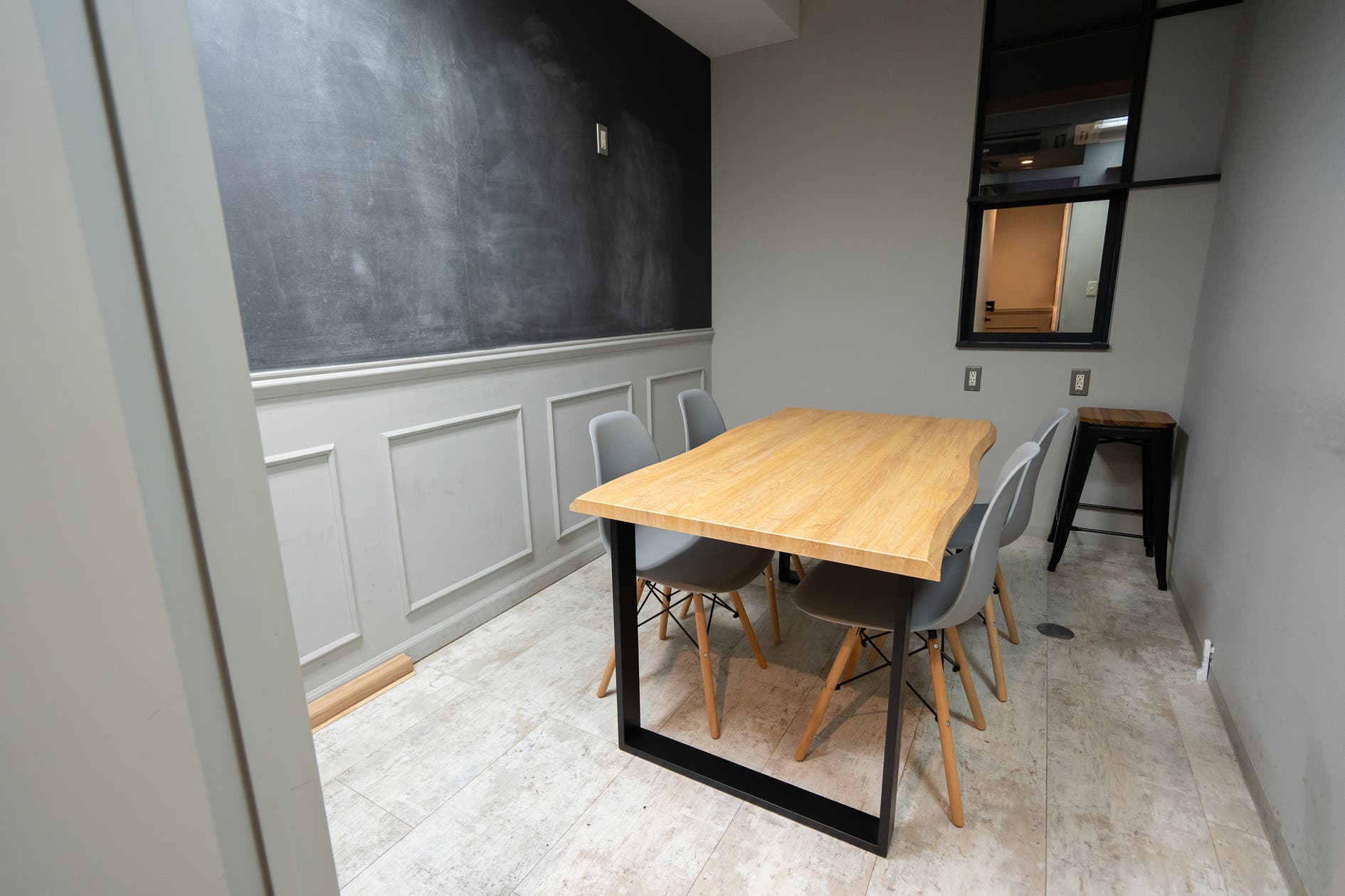 【新栄町駅4分】会議・勉強・配信・リモート 個室スペース【Wi-Fi】自販機あり〇の写真1