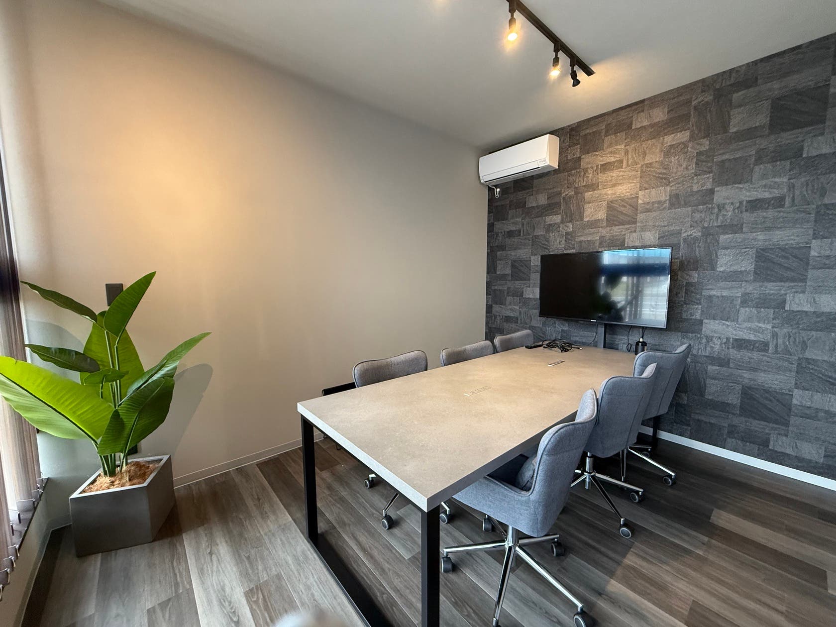 【完全個室】小牧市国道155線沿い🚙最大6人利用可◎ 会議／打ち合わせ／面接／テレワーク／勉強会／ワークショップの写真1