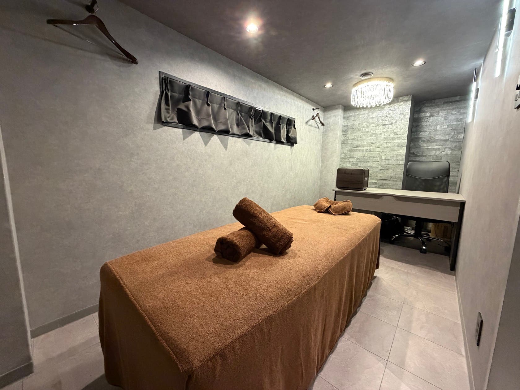 浜町駅1分／人形町駅4分の完全個室のプライベートルーム／デスクやベット有り◎PC作業やエステ等でご利用頂けます。の写真1