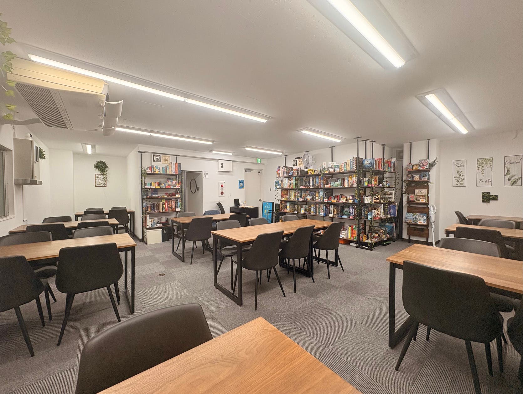 NEW!【秋葉原3分】最大36名着席🎉人気ボドゲ400種類以上♪大人気ボドゲカフェ貸切利用🚃懇親会/イベント利用にも🎤の写真1