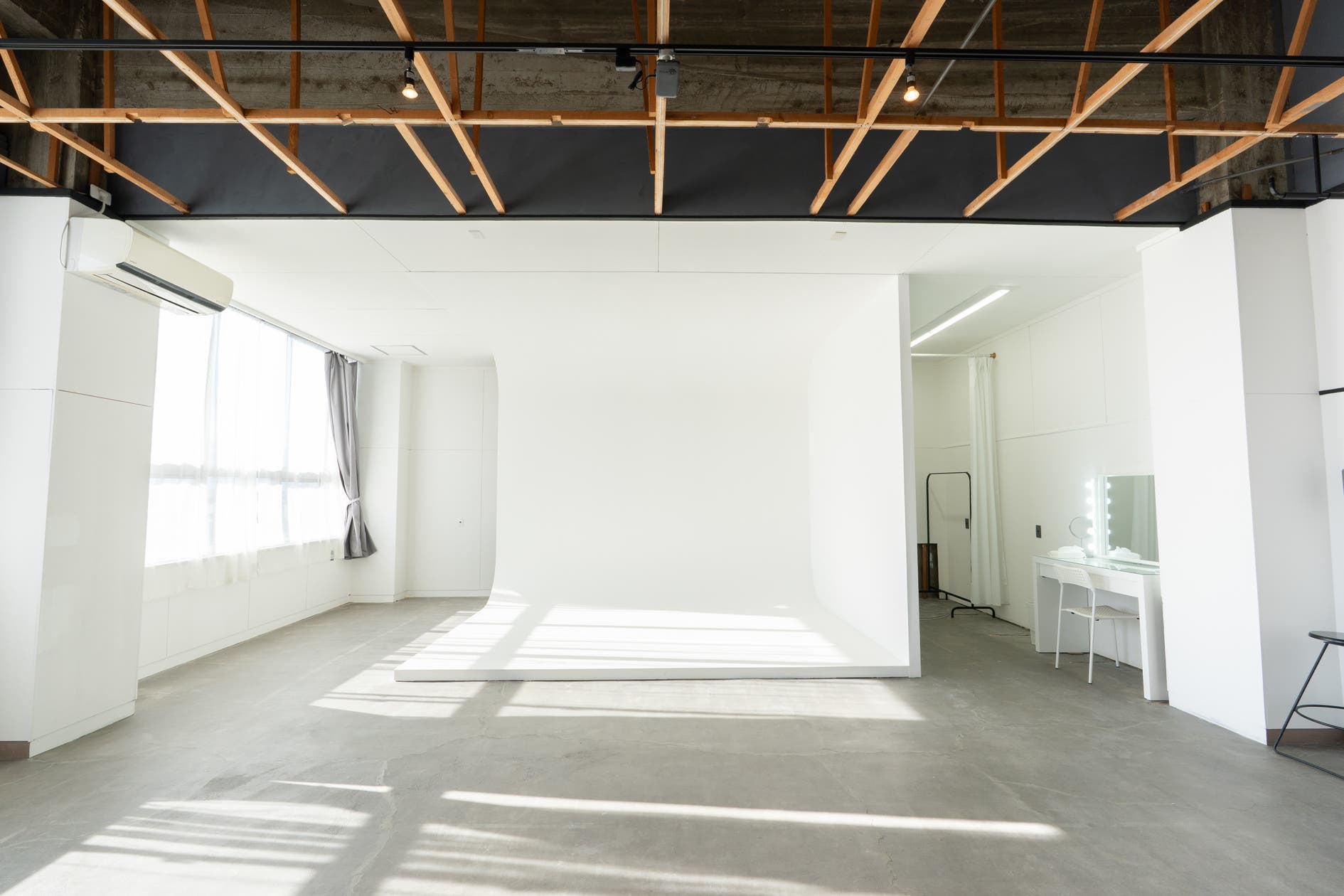 大きな窓の自然光も活かせる教室跡地のシロホリスタジオの写真1
