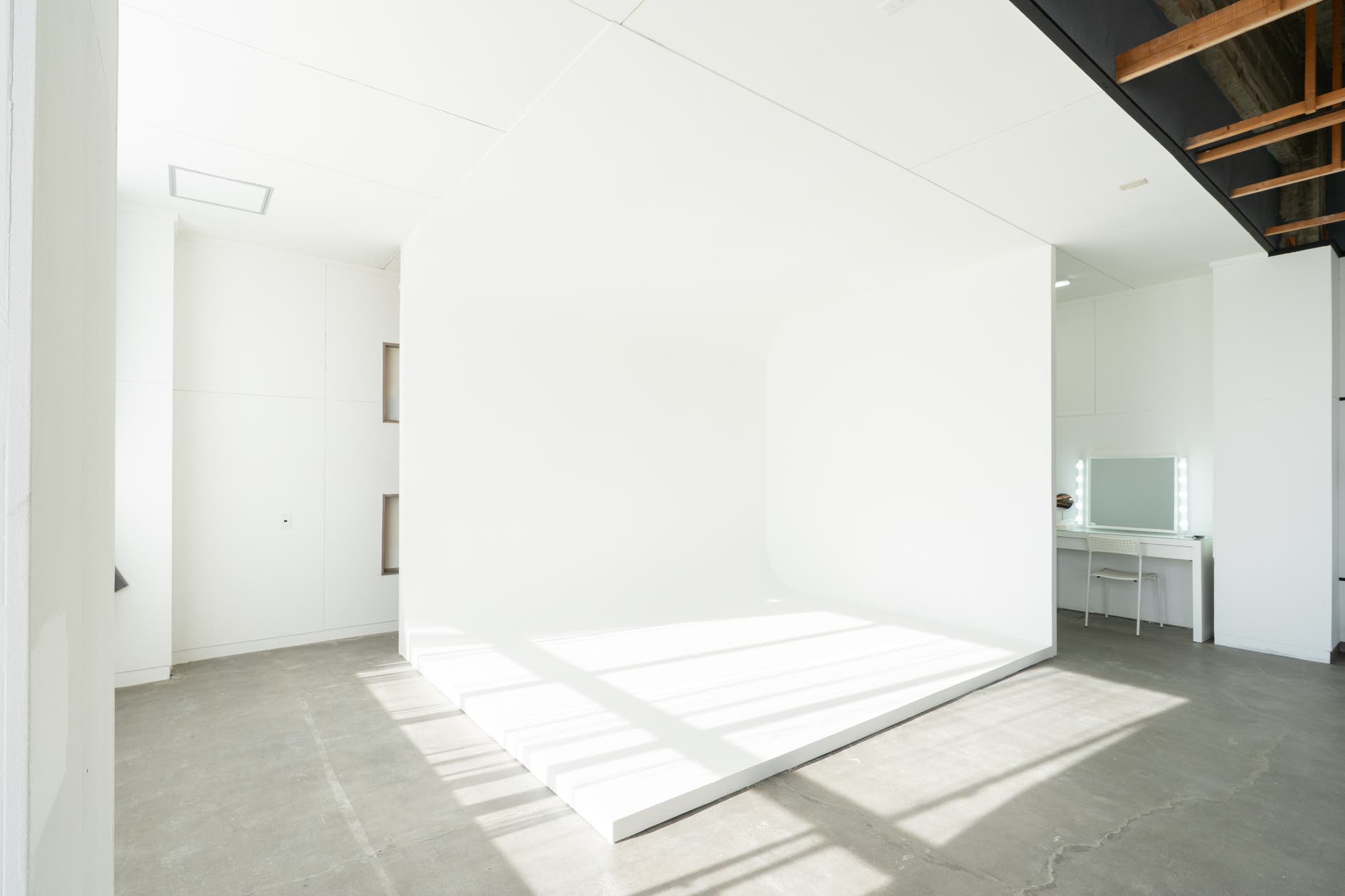 大きな窓の自然光も活かせる教室跡地のシロホリスタジオの写真2