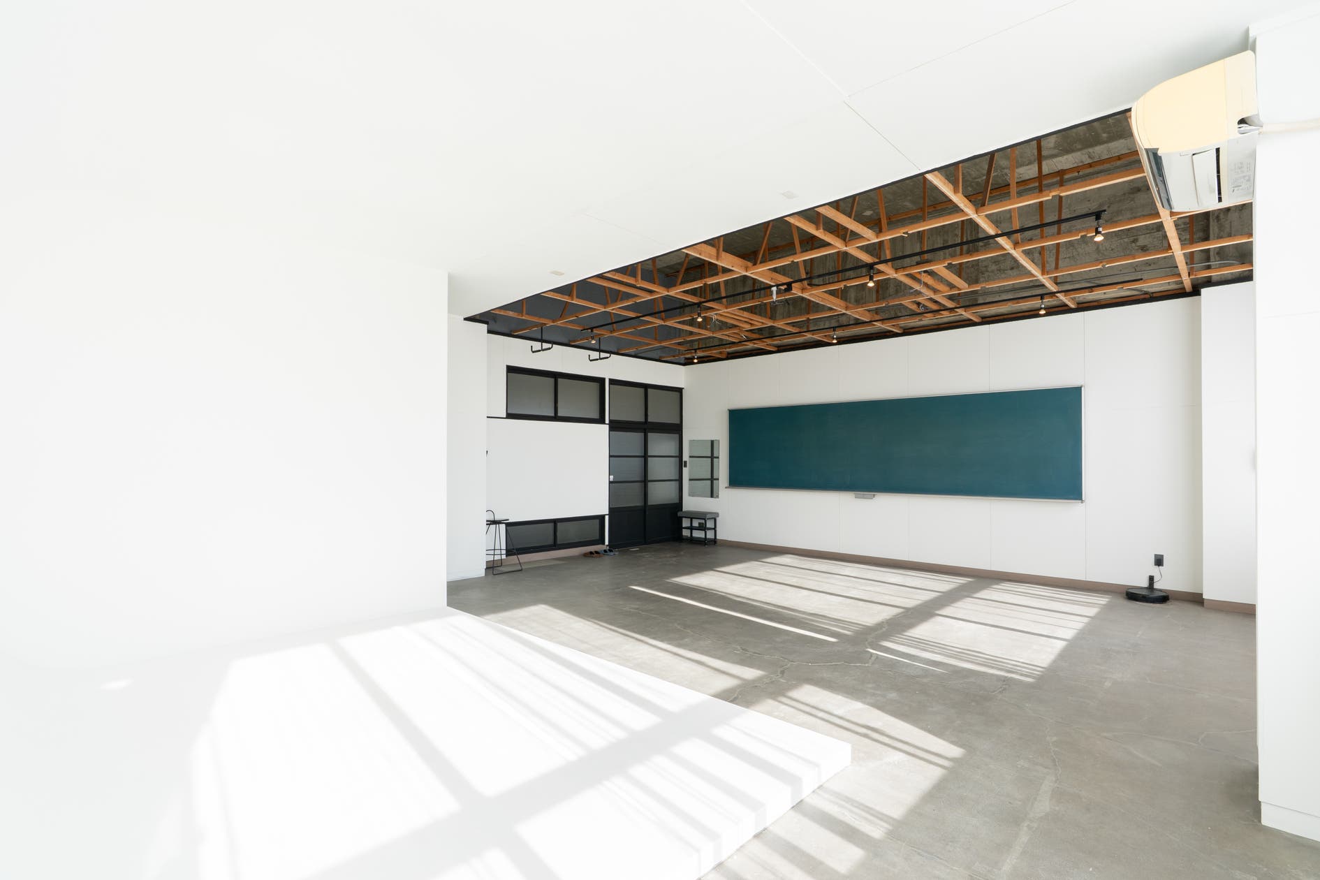 大きな窓の自然光も活かせる教室跡地のシロホリスタジオの写真3