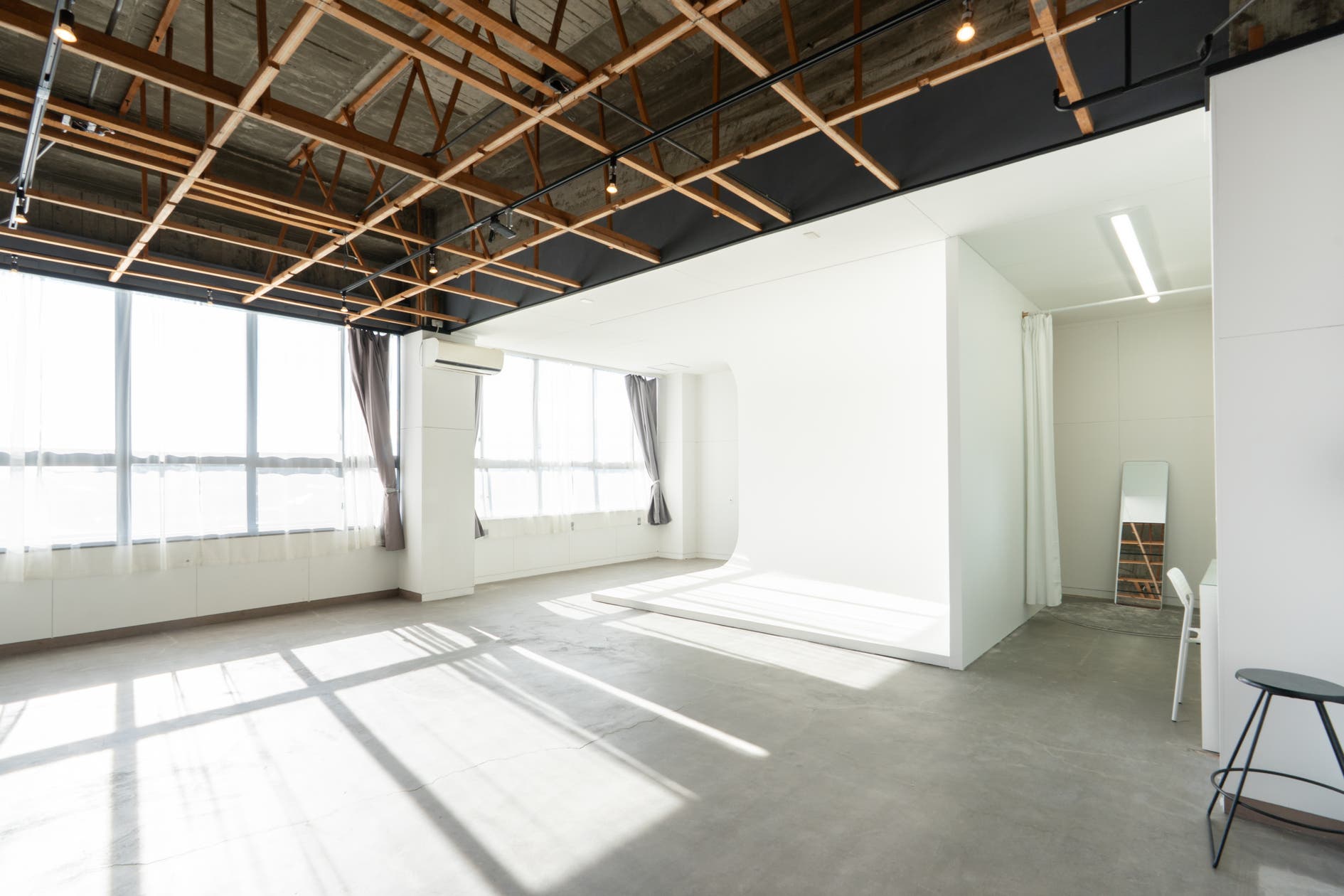 大きな窓の自然光も活かせる教室跡地のシロホリスタジオの写真5