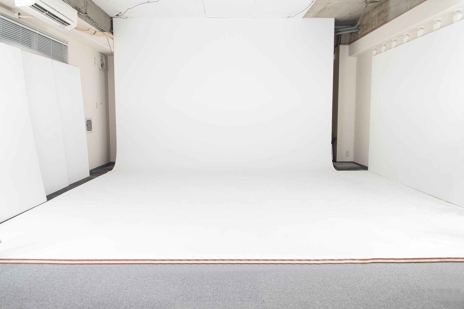 白ホリゾント撮影スタジオ。天井高2.9m、引き7.6m。ストロボ・カラーLED・ソフトボックス・スタンドなど豊富な撮影機材。 の写真1