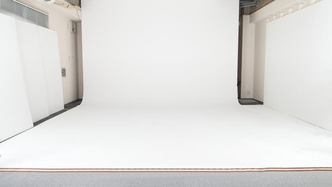 白ホリゾント撮影スタジオ。天井高2.9m、引き7.6m。ストロボ・カラーLED・ソフトボックス・スタンドなど豊富な撮影機材。 の写真1