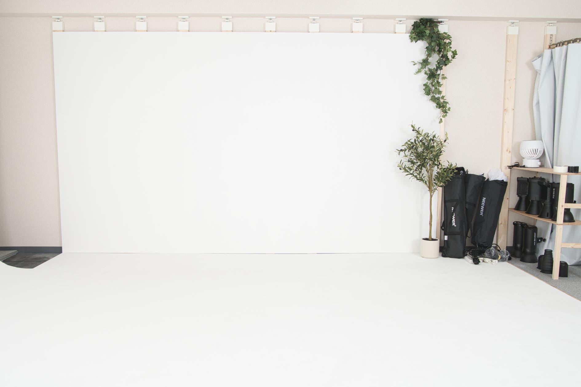 白ホリゾント撮影スタジオ。天井高2.9m、引き7.6m。ストロボ・カラーLED・ソフトボックス・スタンドなど豊富な撮影機材。 の写真3