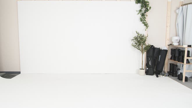 白ホリゾント撮影スタジオ。天井高2.9m、引き7.6m。ストロボ・カラーLED・ソフトボックス・スタンドなど豊富な撮影機材。 の写真3