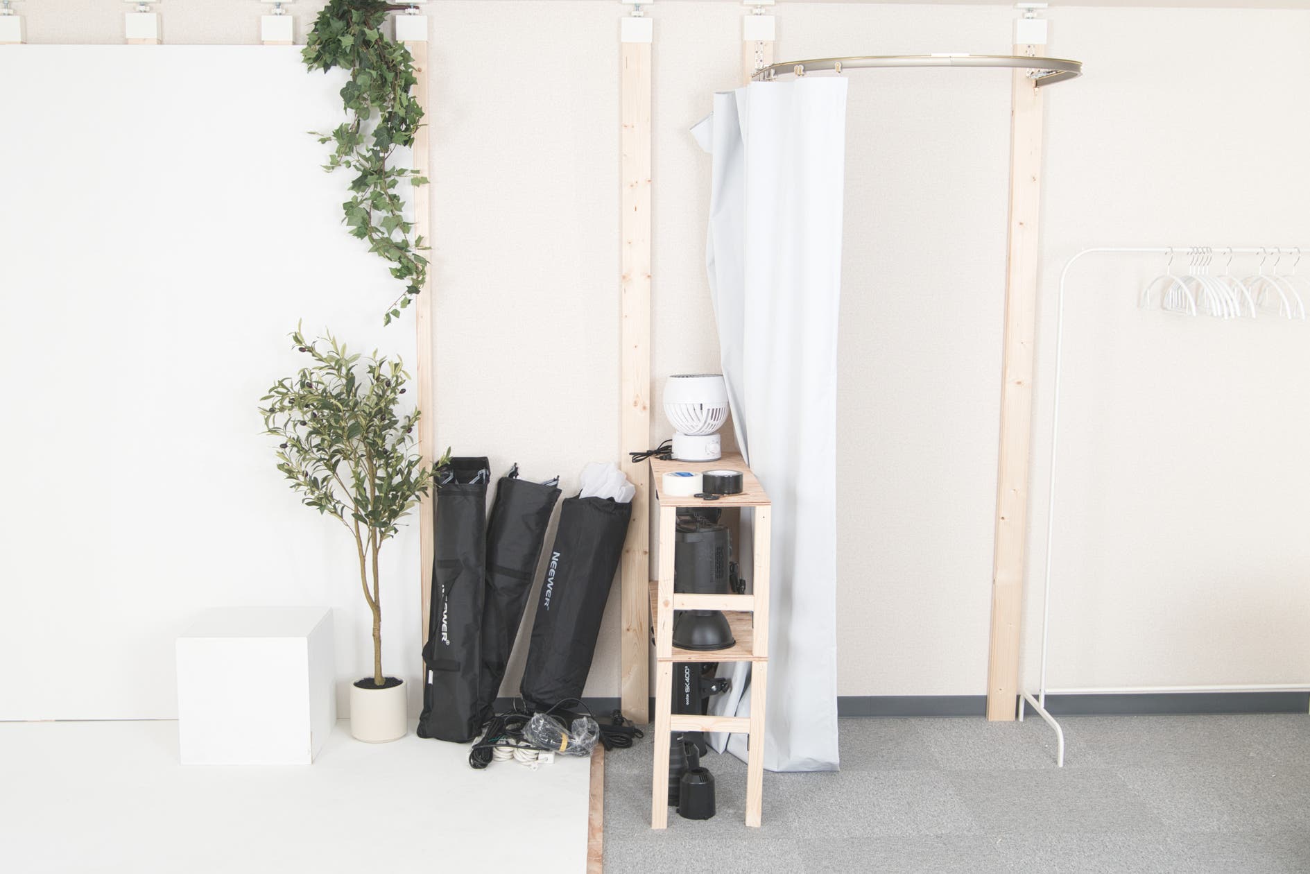 白ホリゾント撮影スタジオ。天井高2.9m、引き7.6m。ストロボ・カラーLED・ソフトボックス・スタンドなど豊富な撮影機材。 の写真4