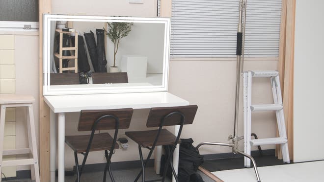 白ホリゾント撮影スタジオ。天井高2.9m、引き7.6m。ストロボ・カラーLED・ソフトボックス・スタンドなど豊富な撮影機材。 の写真5