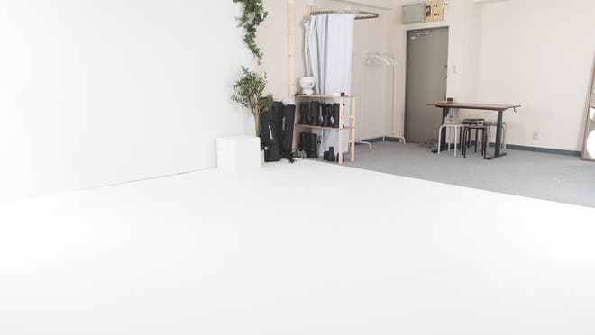 白ホリゾント撮影スタジオ。天井高2.9m、引き7.6m。ストロボ・カラーLED・ソフトボックス・スタンドなど豊富な撮影機材。 の写真6