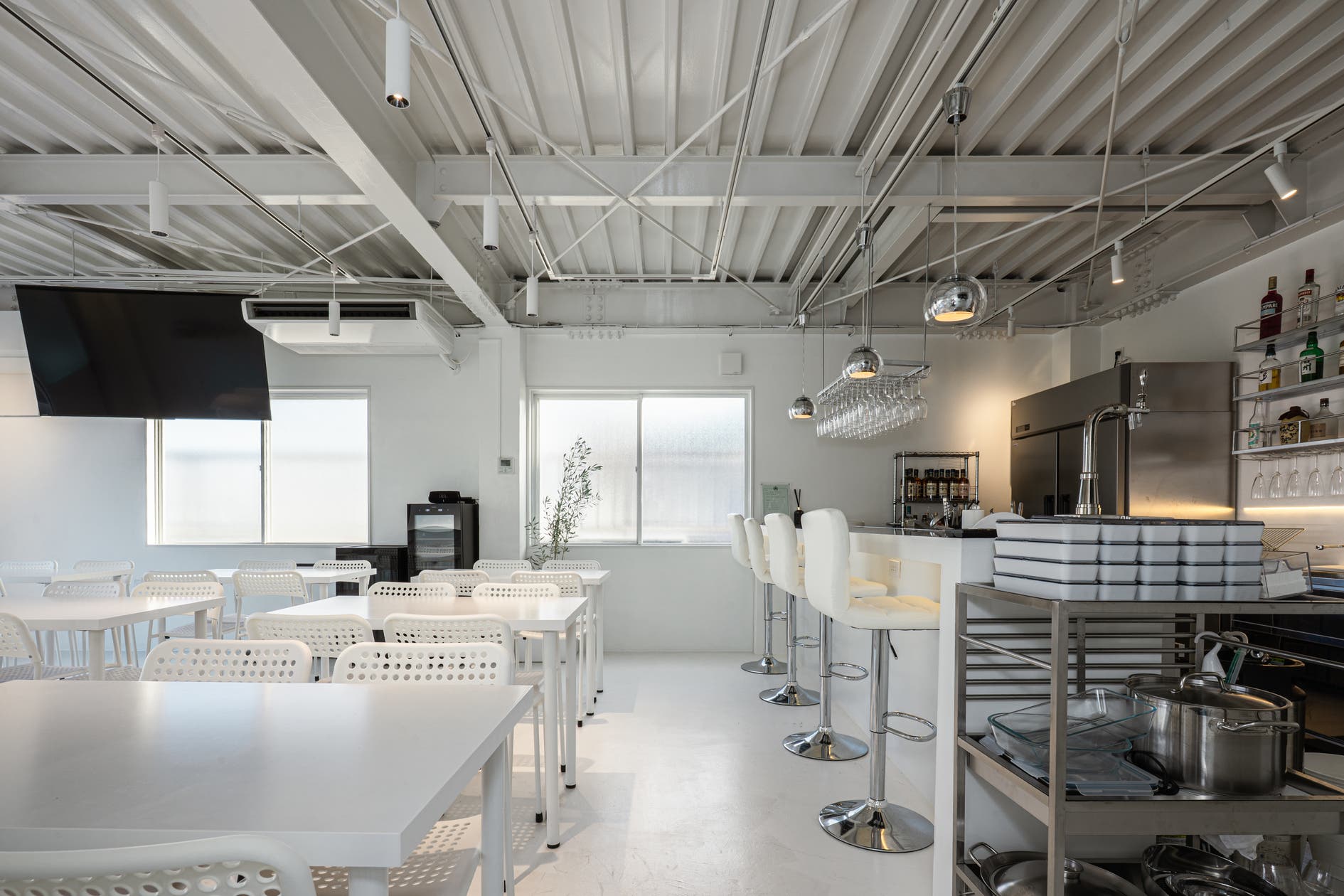 【千葉・幕張】白を基調とした洗練空間｜飲食営業許可取得済みのレンタルスペースの写真3