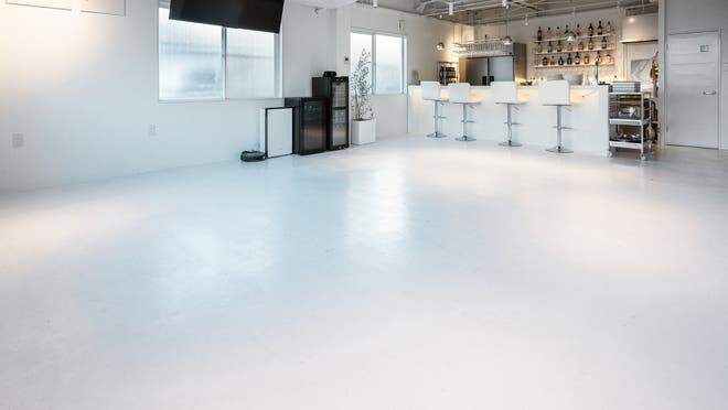 【千葉・幕張】白を基調とした洗練空間|飲食営業許可取得済みのレンタルスペースの写真1