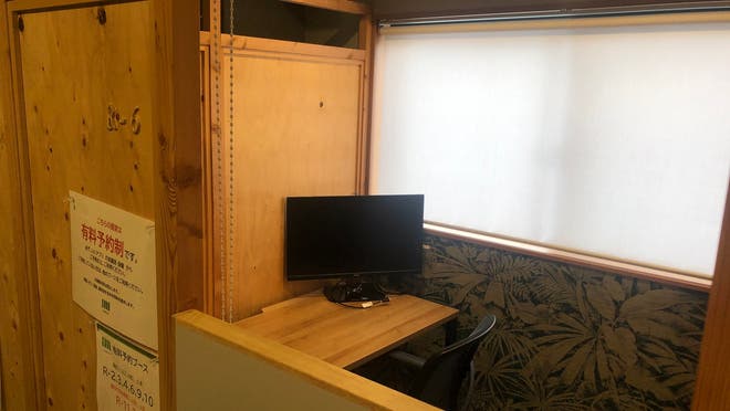 27インチモニター!大荷物もおける!鍵付きひろびろ個室ブース!駅徒歩2分【神戸駅前スキマ / 1名】(8階R-6)の写真3