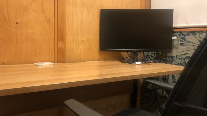 27インチモニター!大荷物もおける!鍵付きひろびろ個室ブース!駅徒歩2分【神戸駅前スキマ / 1名】(8階R-6)の写真1