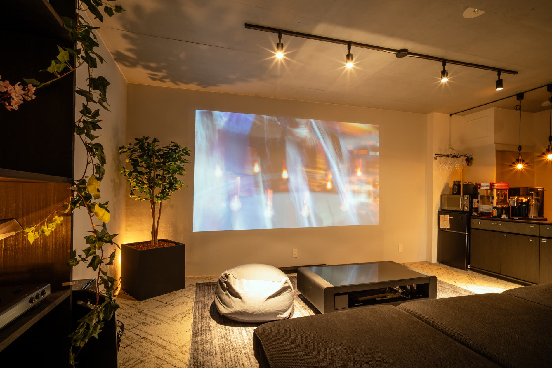 大画面で映画鑑賞🎬・パーティー・推し活・撮影・女子会・冬デート｜大画面でまったり過ごす大人時間の写真1