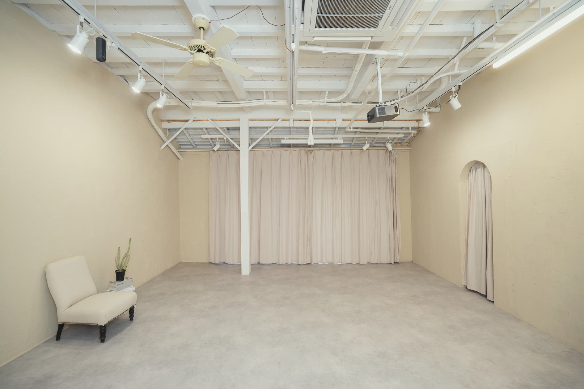 【小松駅徒歩6分】築100年の町家が"韓国っぽ"空間に。動くアーチ壁で理想の一枚を叶えるレンタルスタジオの写真2