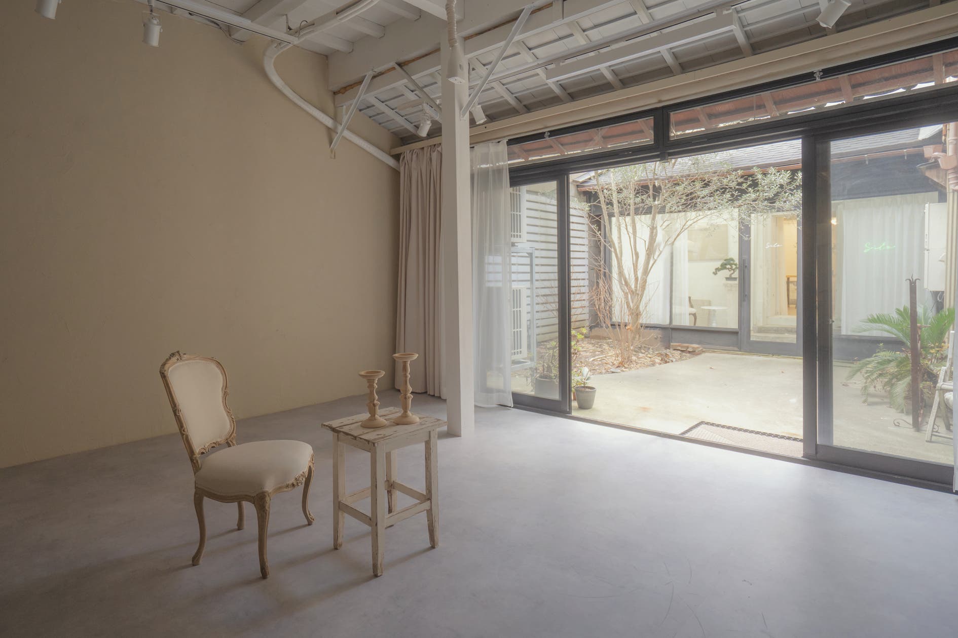 【小松駅徒歩6分】築100年の町家が"韓国っぽ"空間に。動くアーチ壁で理想の一枚を叶えるレンタルスタジオの写真10