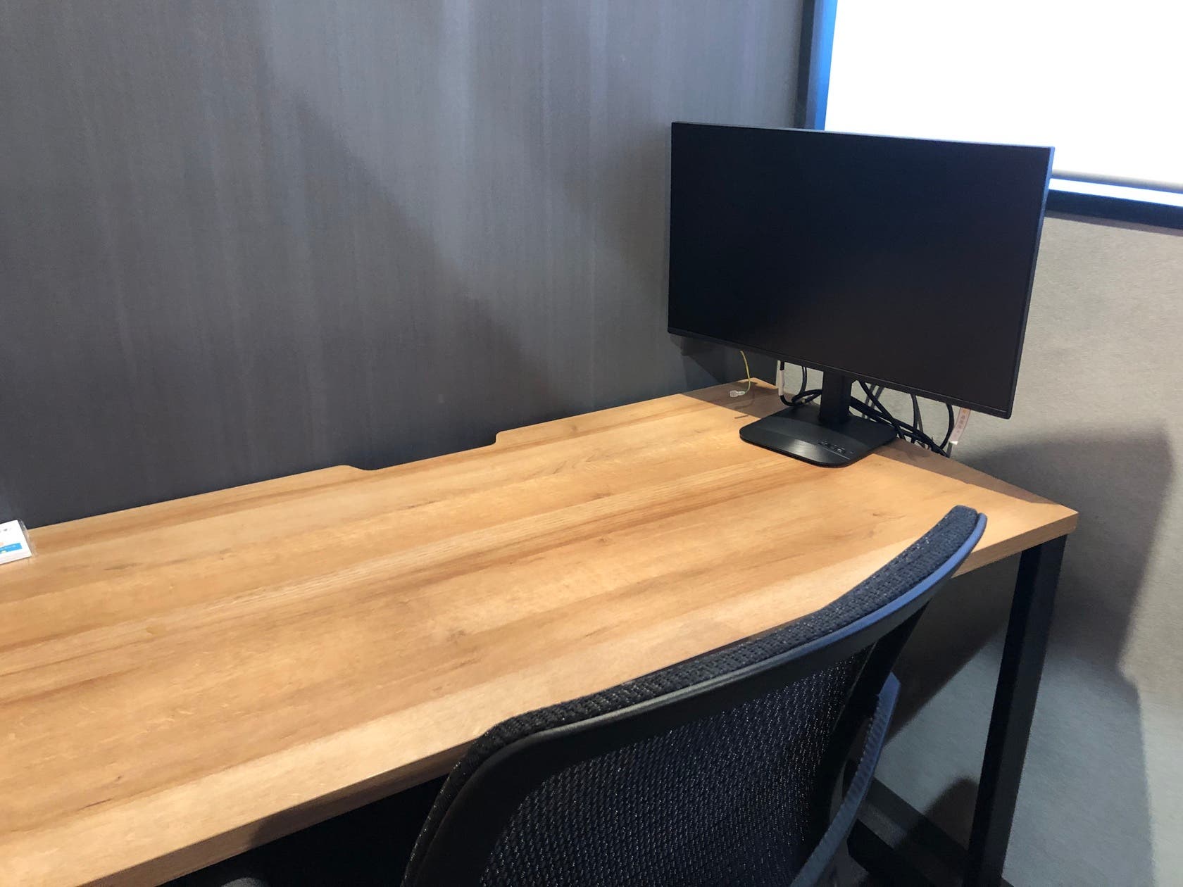 駅徒歩２分【神戸駅前スキマ / 1名】２４インチモニター付き鍵付き個室ブース（8階R-２）の写真1