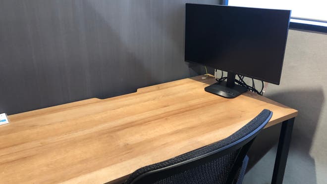 駅徒歩2分【神戸駅前スキマ / 1名】24インチモニター付き鍵付き個室ブース(8階R-2)の写真1