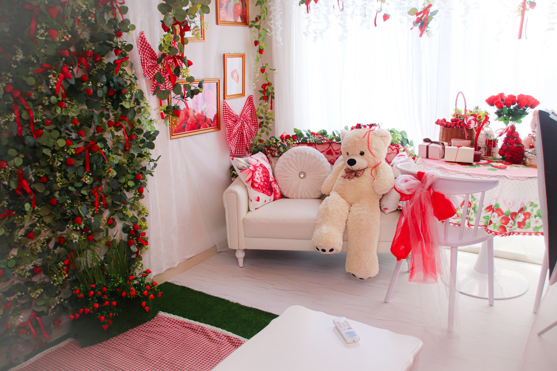 要町駅徒歩4分の可愛いレンタルスペース♡いちごのバレンタイン部屋🍓ポートレート撮影🤍コスプレ🤍推し活🤍女子会の写真1