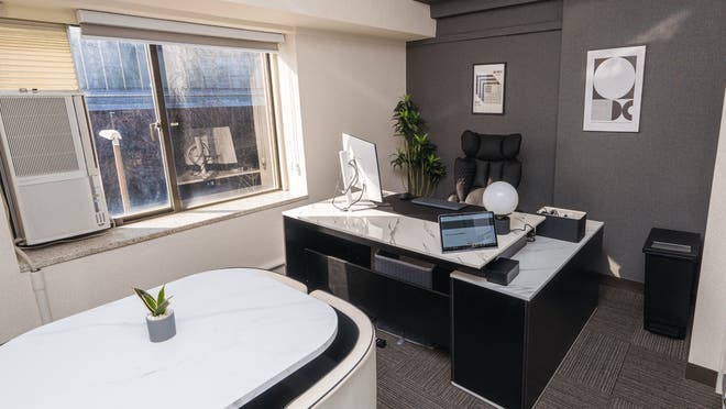 【名駅】カフェより集中、会議室より上質|INICコーヒー付の「完全個室・社長室」|大切な商談や複数人の作業にもの写真1