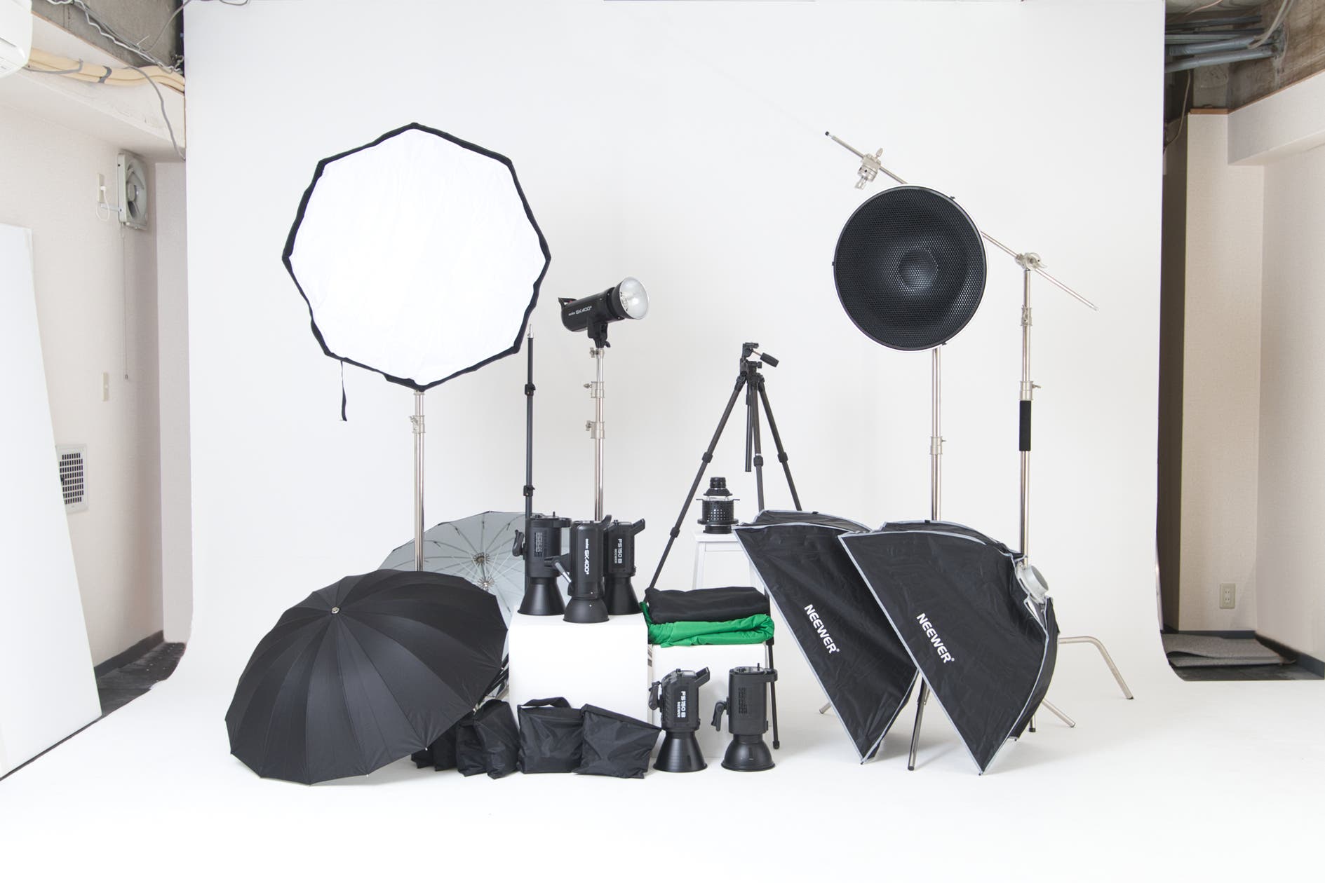 白ホリゾント撮影スタジオ。天井高2.9m、引き7.6m。ストロボ・カラーLED・ソフトボックス・スタンドなど豊富な撮影機材。 の写真2