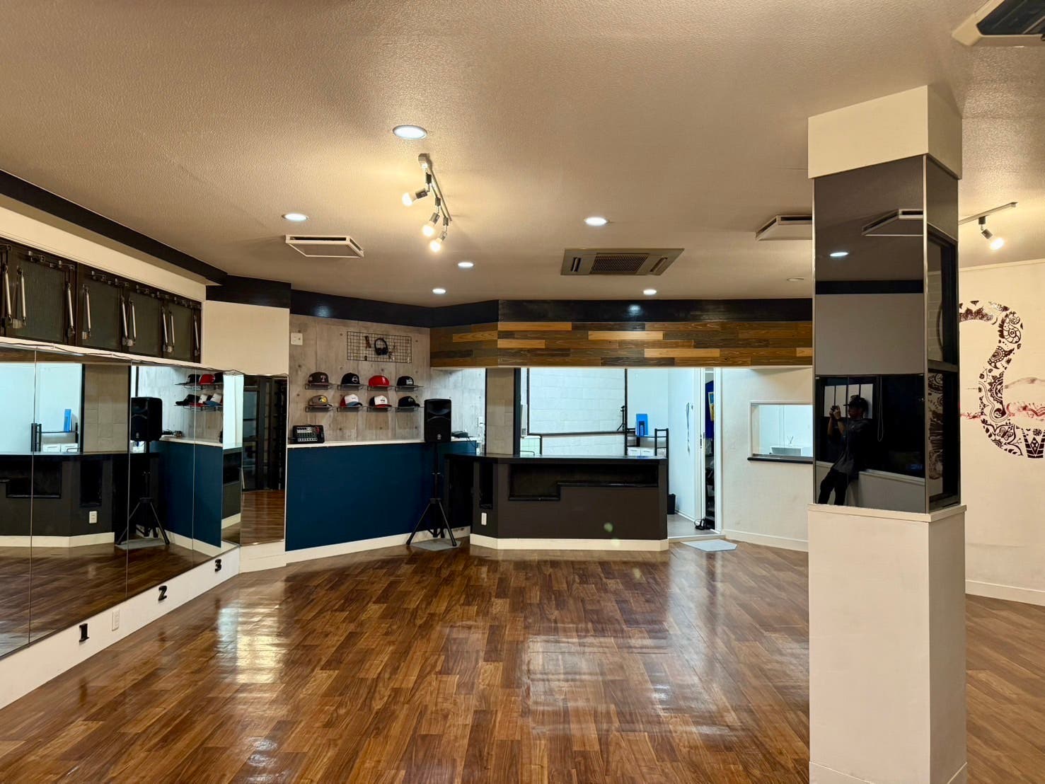 大久保駅から徒歩8分のストリート空間溢れるダンススタジオの写真1