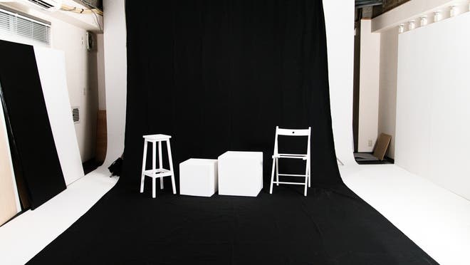 白ホリゾント撮影スタジオ。天井高2.9m、引き7.6m。ストロボ・カラーLED・ソフトボックス・スタンドなど豊富な撮影機材。 の写真7