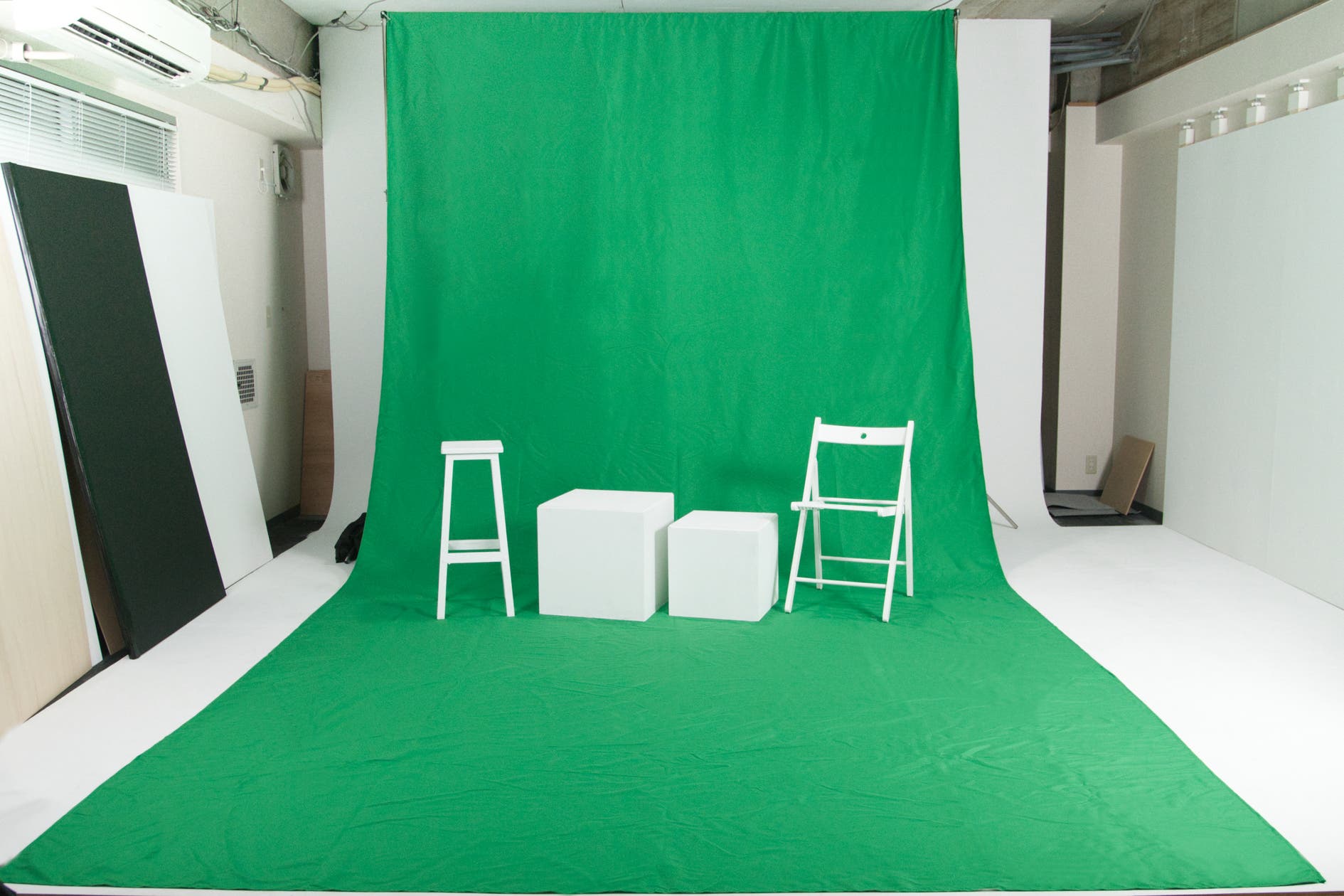 白ホリゾント撮影スタジオ。天井高2.9m、引き7.6m。ストロボ・カラーLED・ソフトボックス・スタンドなど豊富な撮影機材。 の写真8