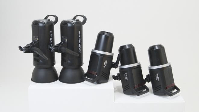 白ホリゾント撮影スタジオ。天井高2.9m、引き7.6m。ストロボ・カラーLED・ソフトボックス・スタンドなど豊富な撮影機材。 の写真9