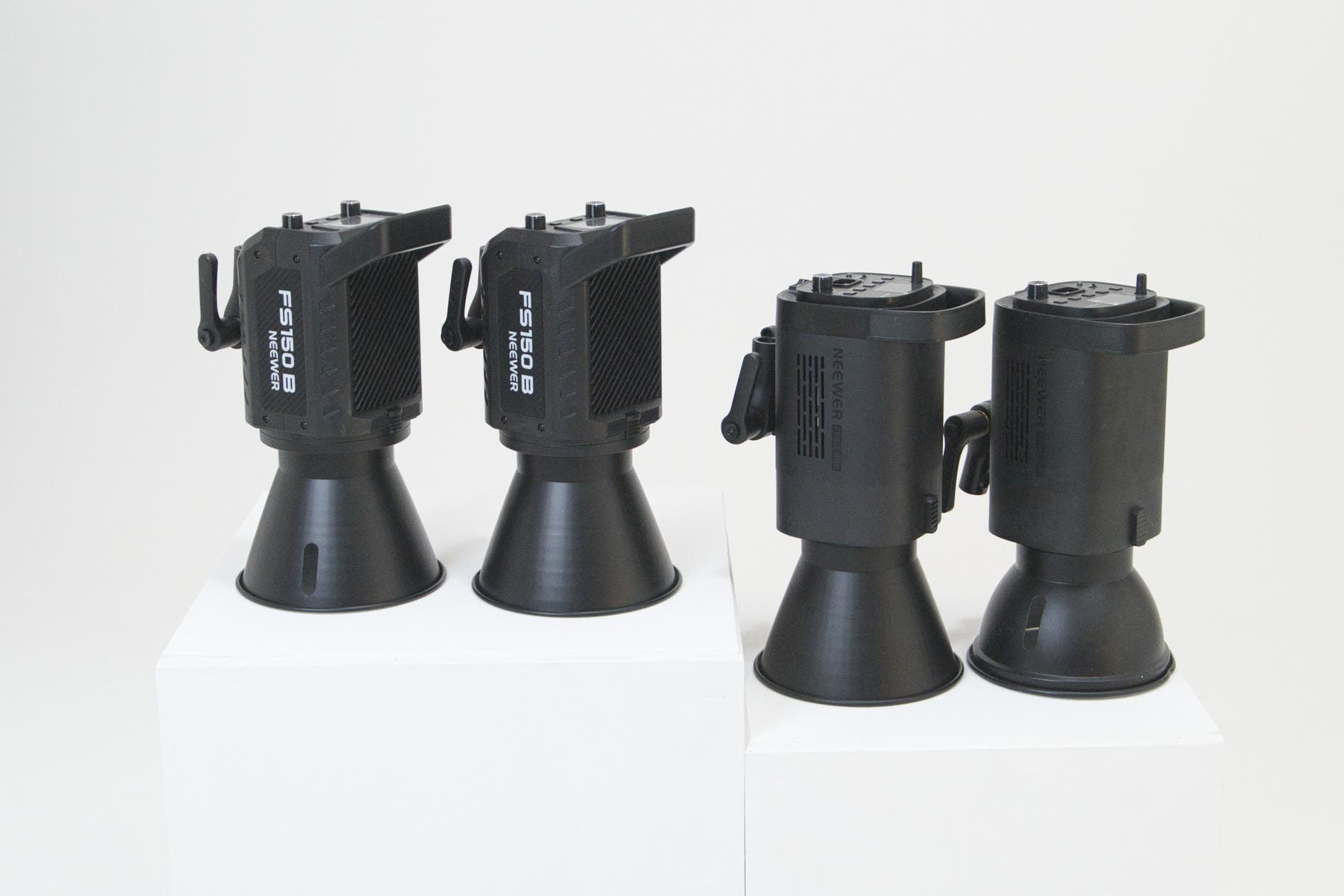 白ホリゾント撮影スタジオ。天井高2.9m、引き7.6m。ストロボ・カラーLED・ソフトボックス・スタンドなど豊富な撮影機材。 の写真10