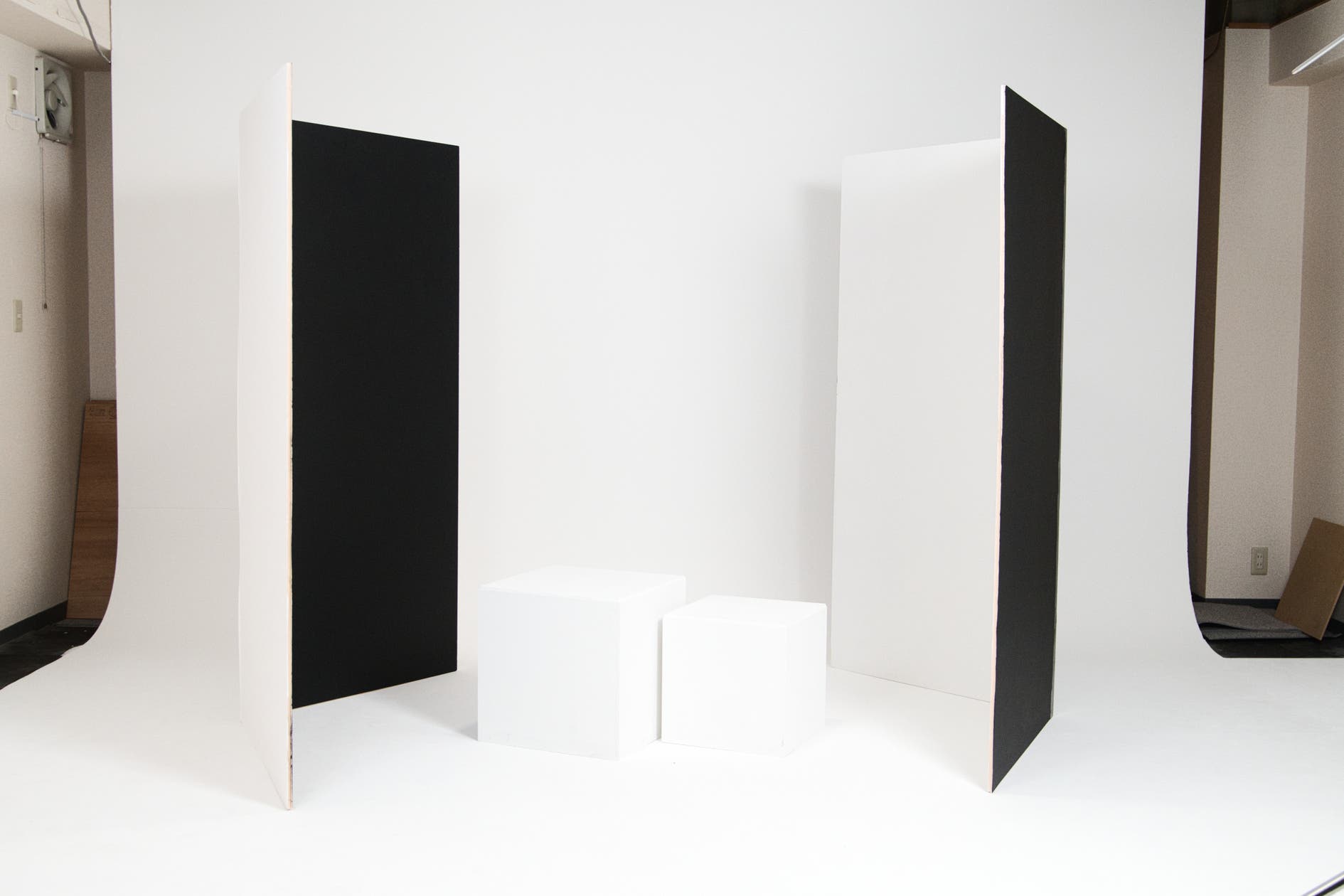 白ホリゾント撮影スタジオ。天井高2.9m、引き7.6m。ストロボ・カラーLED・ソフトボックス・スタンドなど豊富な撮影機材。 の写真11