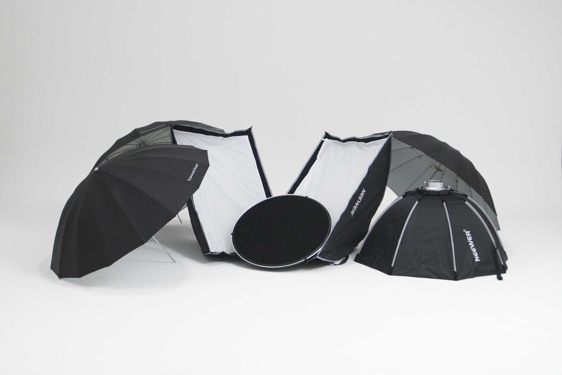 白ホリゾント撮影スタジオ。天井高2.9m、引き7.6m。ストロボ・カラーLED・ソフトボックス・スタンドなど豊富な撮影機材。 の写真12