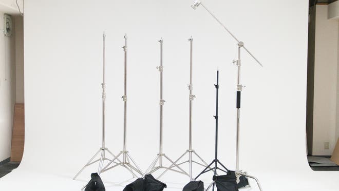 白ホリゾント撮影スタジオ。天井高2.9m、引き7.6m。ストロボ・カラーLED・ソフトボックス・スタンドなど豊富な撮影機材。 の写真13
