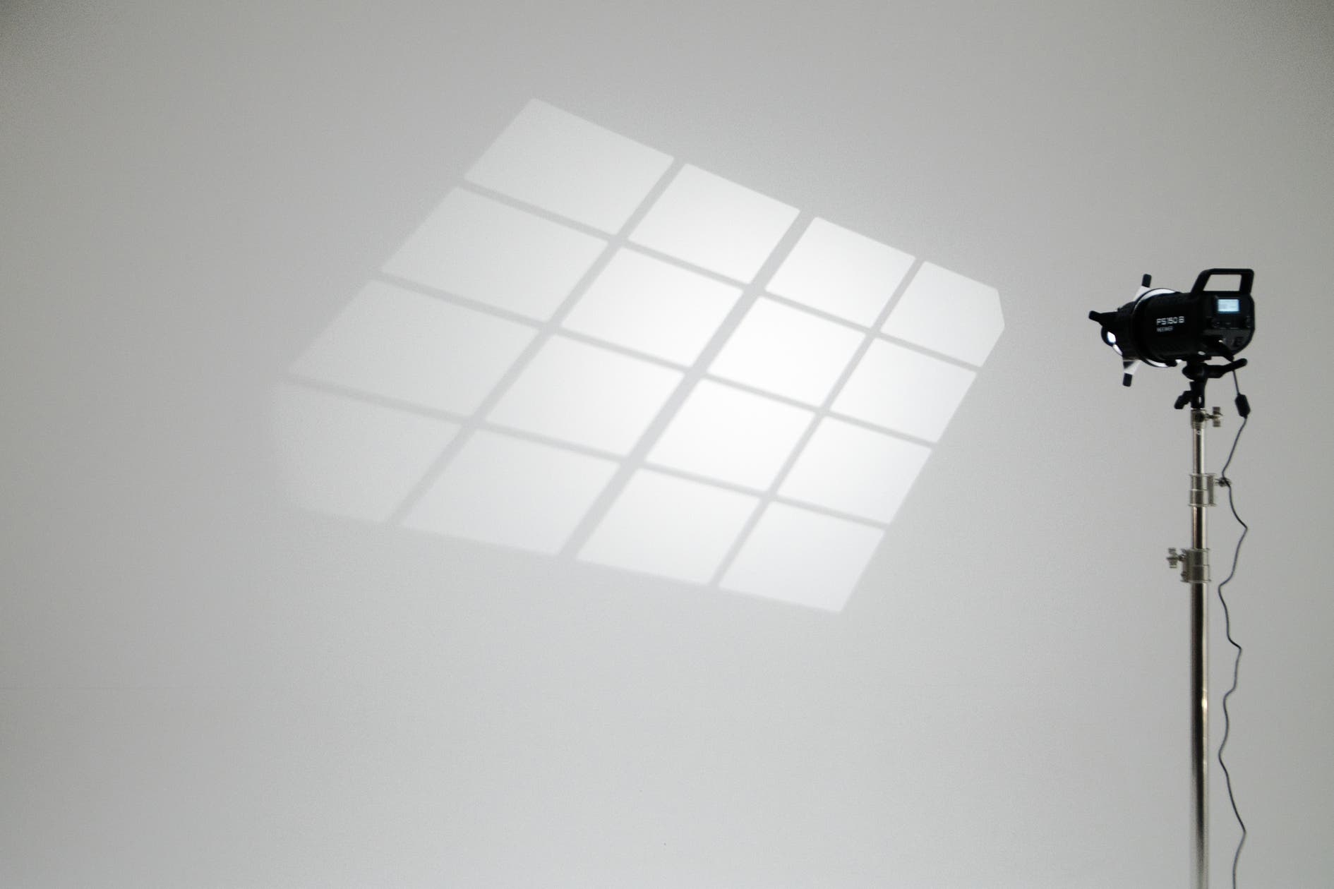 白ホリゾント撮影スタジオ。天井高2.9m、引き7.6m。ストロボ・カラーLED・ソフトボックス・スタンドなど豊富な撮影機材。 の写真14