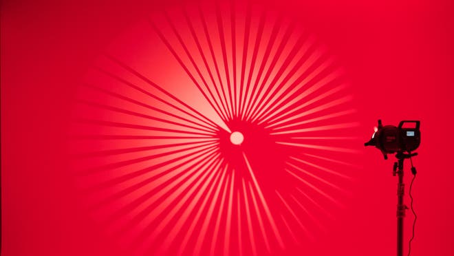 白ホリゾント撮影スタジオ。天井高2.9m、引き7.6m。ストロボ・カラーLED・ソフトボックス・スタンドなど豊富な撮影機材。 の写真15