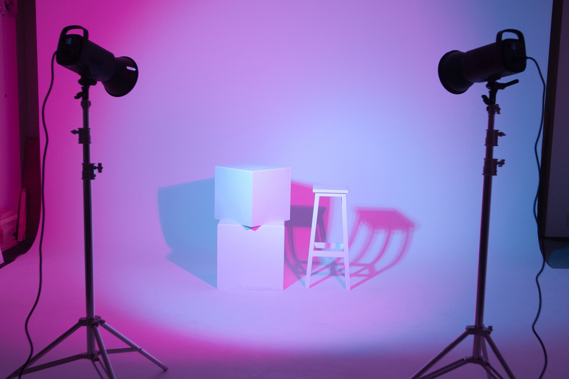 白ホリゾント撮影スタジオ。天井高2.9m、引き7.6m。ストロボ・カラーLED・ソフトボックス・スタンドなど豊富な撮影機材。 の写真16