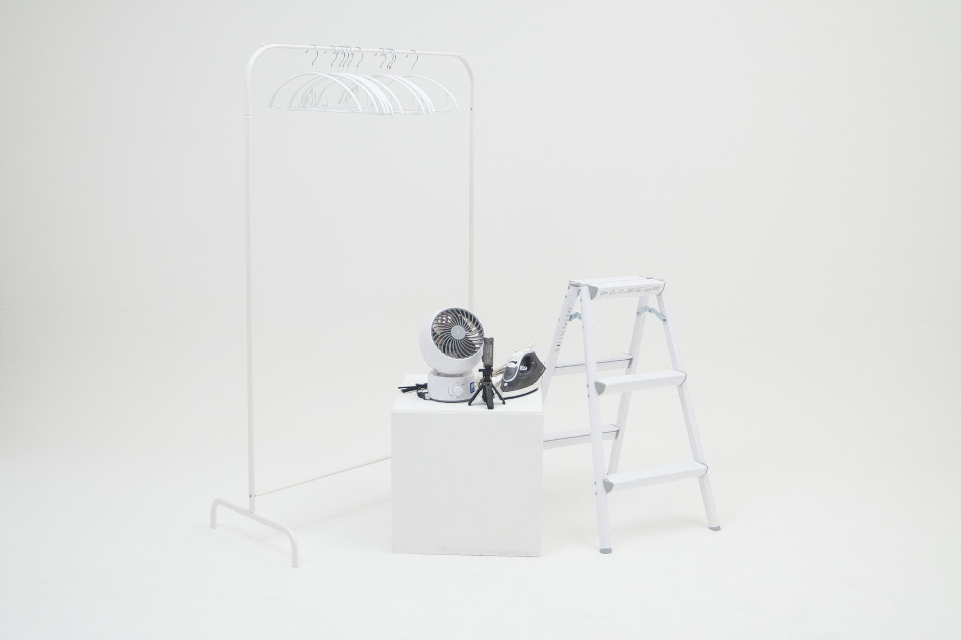 白ホリゾント撮影スタジオ。天井高2.9m、引き7.6m。ストロボ・カラーLED・ソフトボックス・スタンドなど豊富な撮影機材。 の写真18