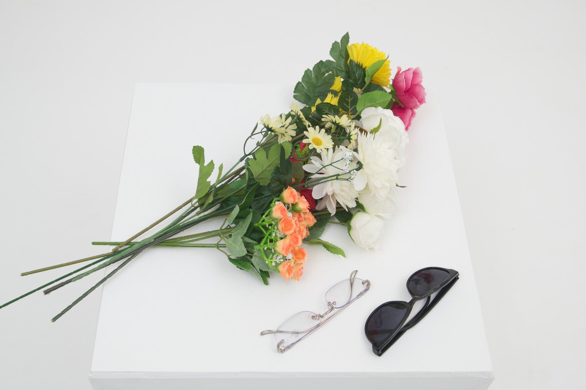 白ホリゾント撮影スタジオ。天井高2.9m、引き7.6m。ストロボ・カラーLED・ソフトボックス・スタンドなど豊富な撮影機材。 の写真19