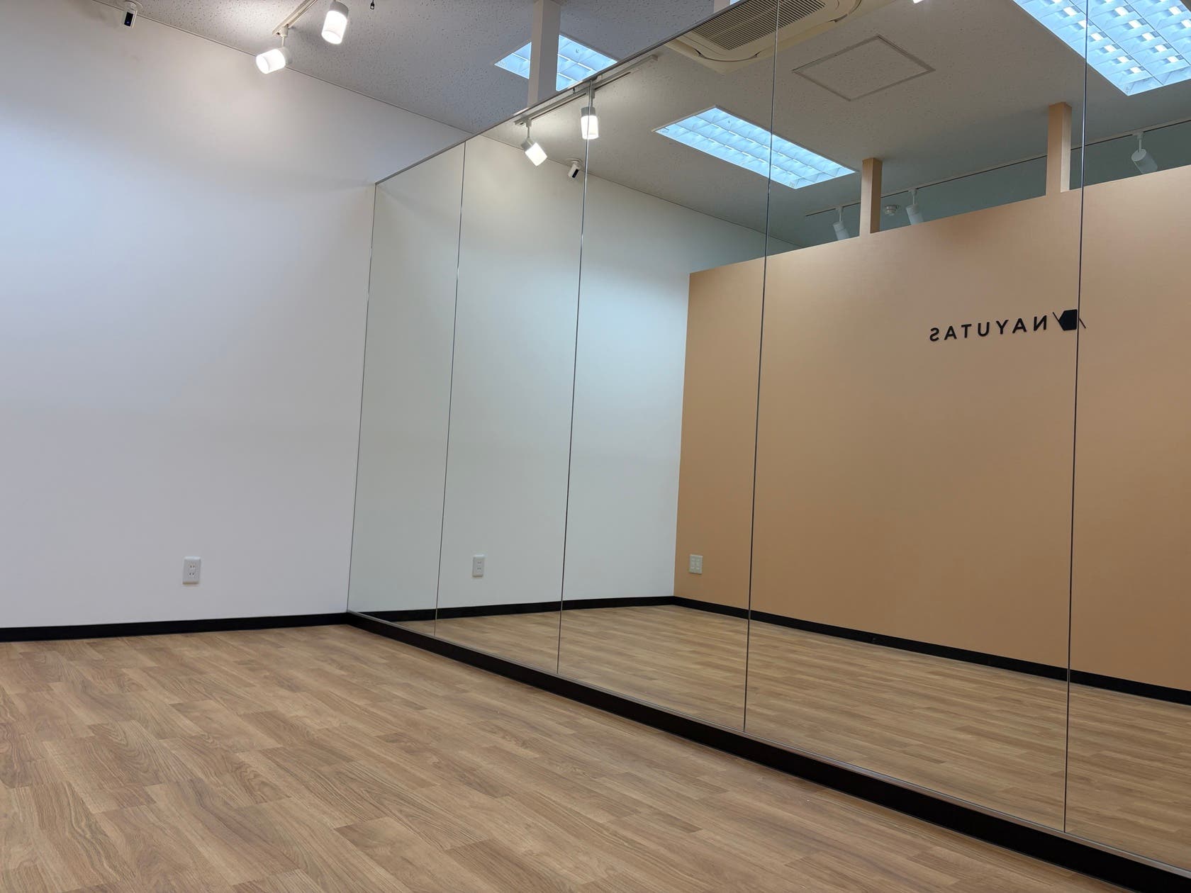 大和西大寺から徒歩5分のダンスルームの写真1