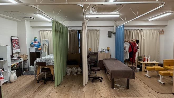 天然素材の漆喰、床は天然杉の無垢を使用しているオーガニックサロンです。の写真1