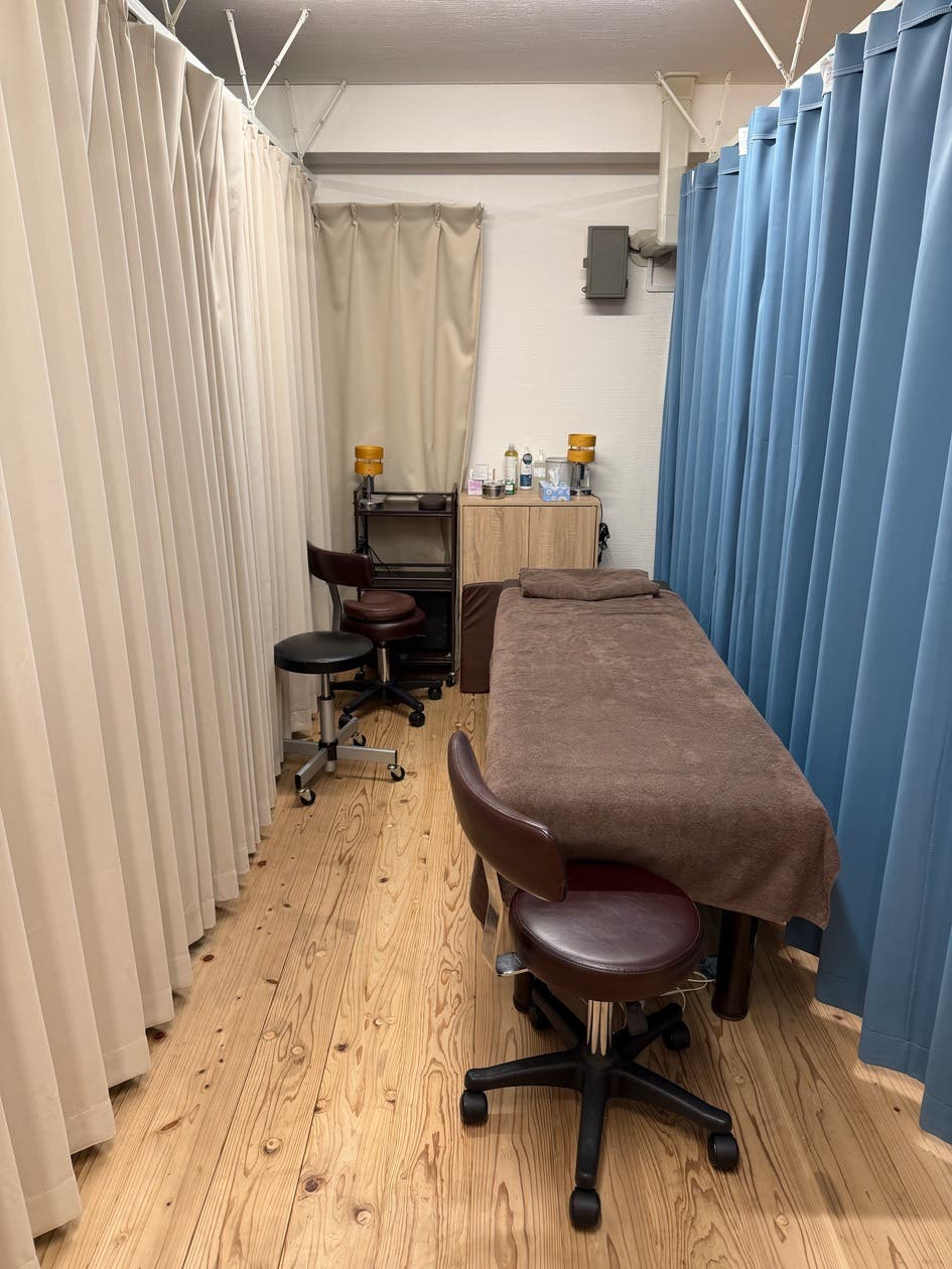 天然素材の漆喰、床は天然杉の無垢を使用しているオーガニックサロンです。の写真3