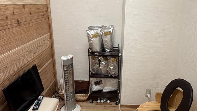 天然素材の漆喰、床は天然杉の無垢を使用しているオーガニックサロンです。の写真5