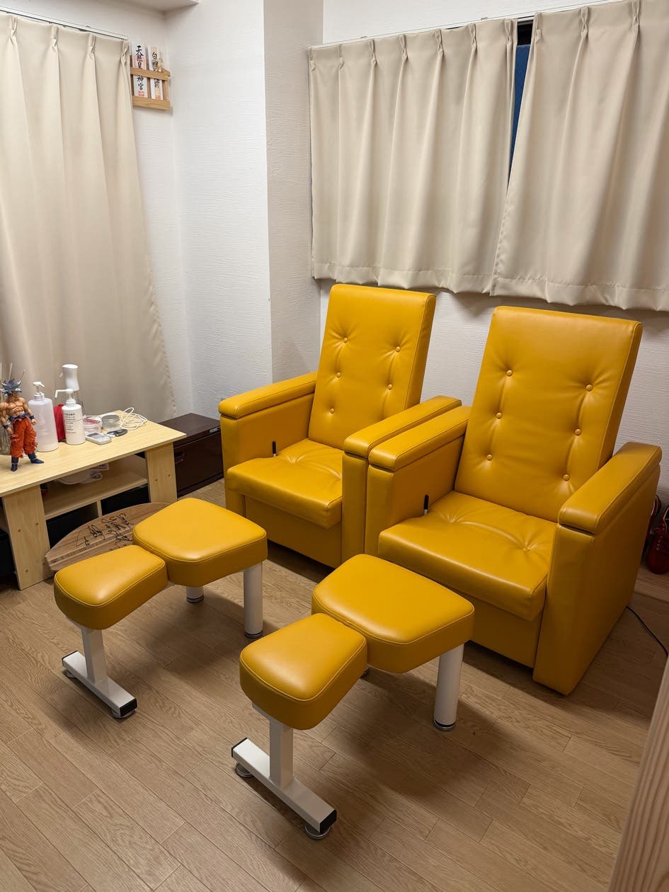 天然素材の漆喰、床は天然杉の無垢を使用しているオーガニックサロンです。の写真4