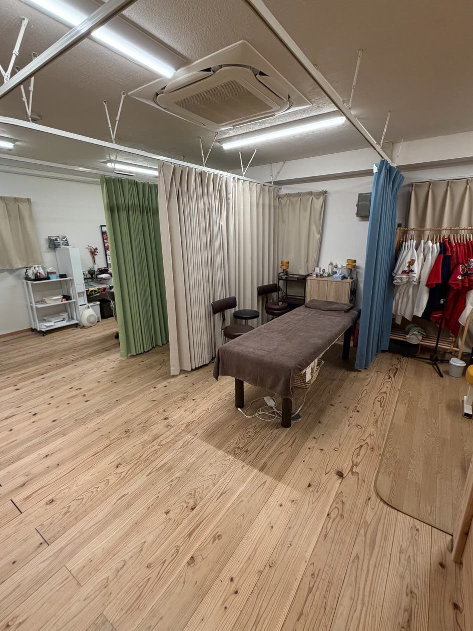 天然素材の漆喰、床は天然杉の無垢を使用しているオーガニックサロンです。の写真2